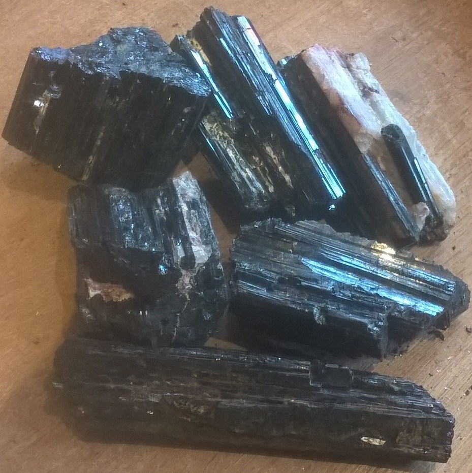 Mineraal om :: Waarom edelstenen :: Zwarte Toermalijn stenen ruw met ...