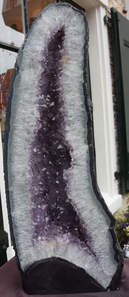 Kies uw steen :: Amethist Geode hoog en rank met zachtpaarse kristallen ...